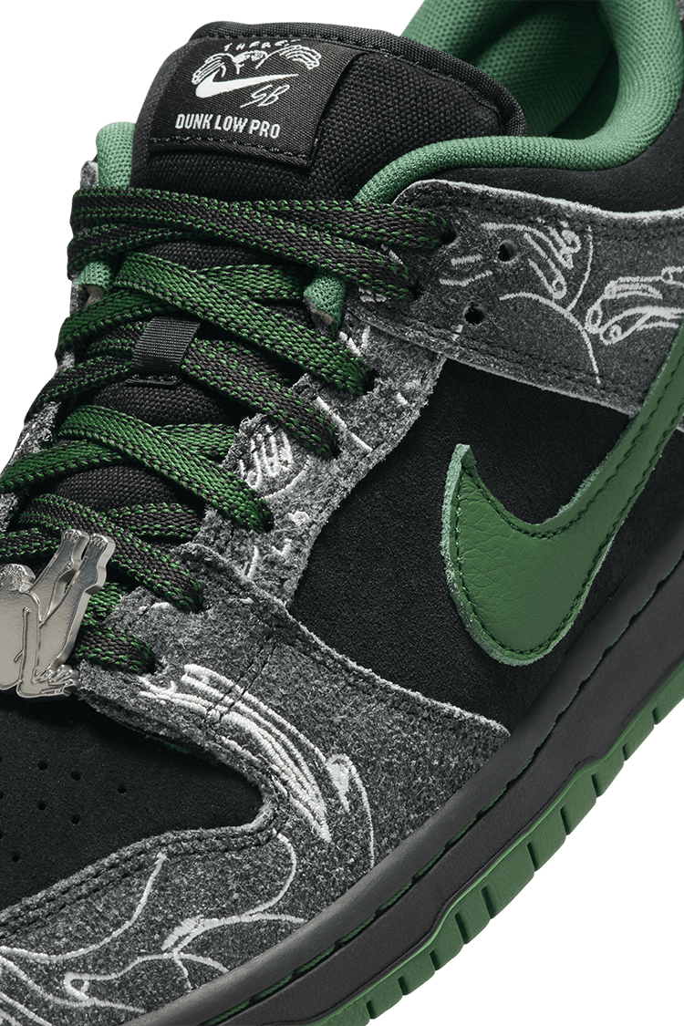 วันเปิดตัว Nike SB Dunk Low Pro x There "Anthracite and Gorge Green" (HF7743-001). Nike SNKRS