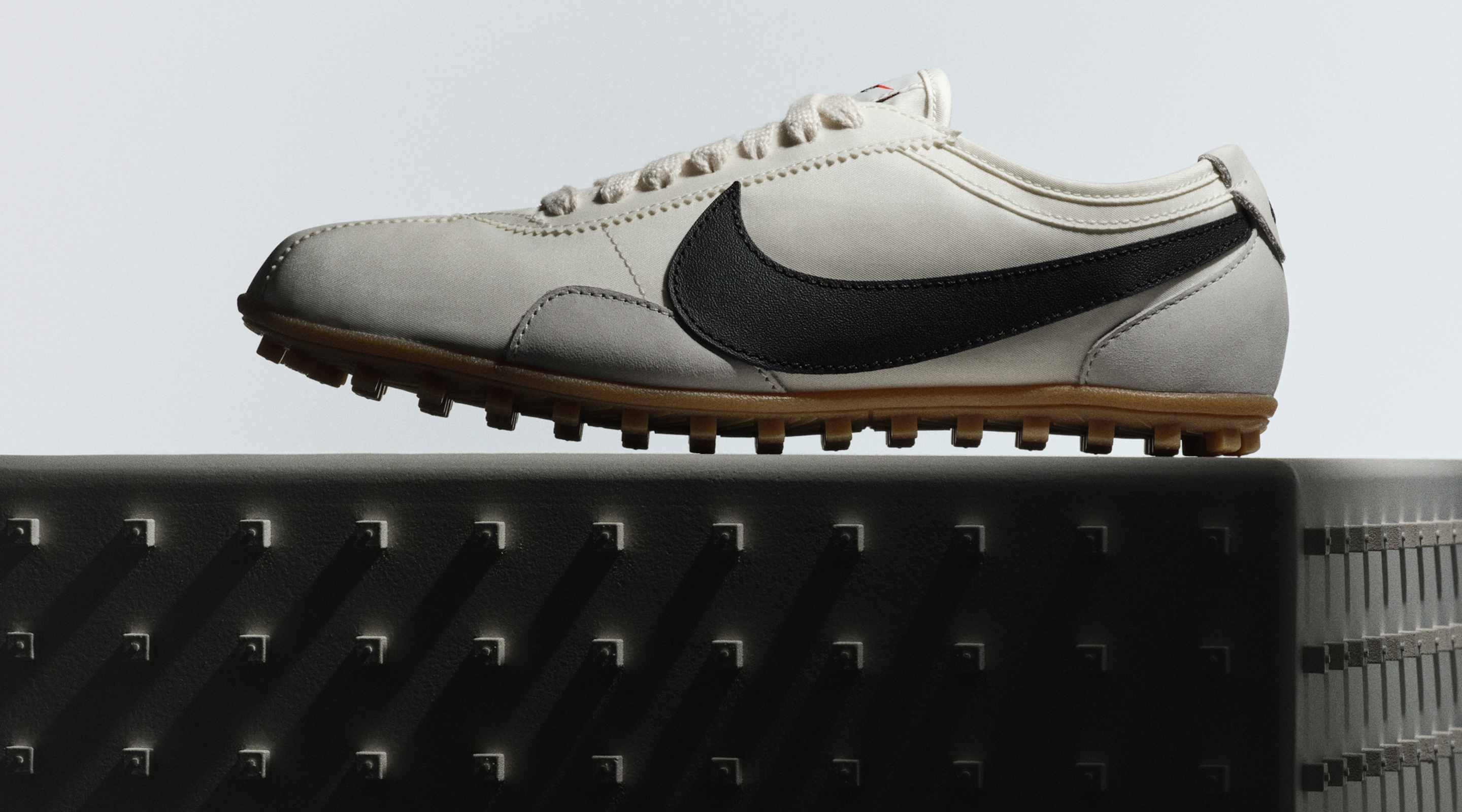 Classics Collection White Shoes. Nike JP