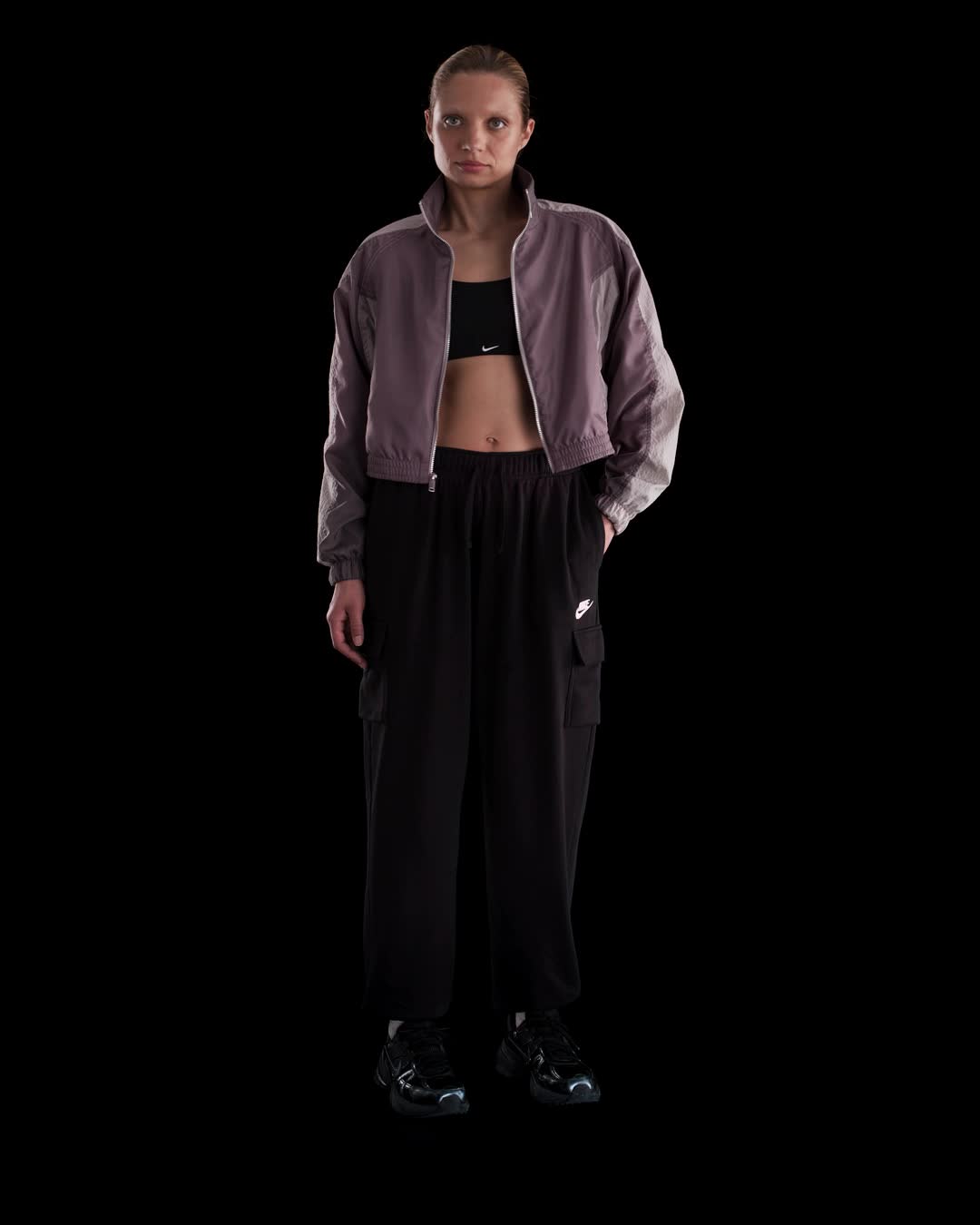 Pants de entrenamiento cargo oversized de tiro medio para mujer Nike ...