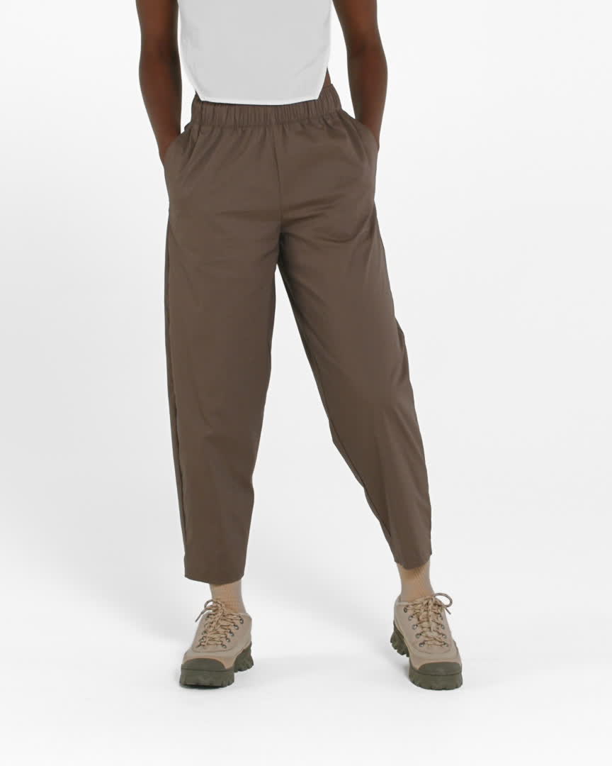 Nike Sportswear Essential Women's High-Rise Curve Trousers. Nike CZ