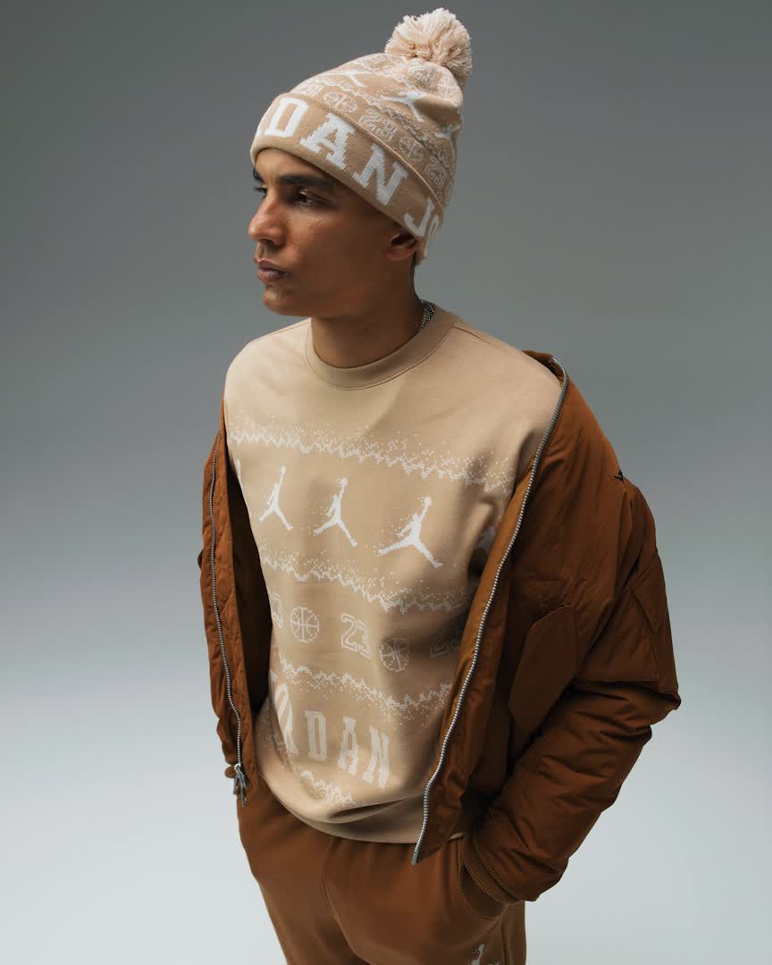 Jordan Essentials Festive Fleece Crew. Nike LU